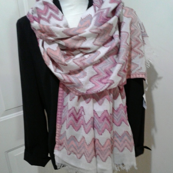 CROCS | Accessories | Nwt Large Crocs Chevron Pattern Scarf | Poshmark